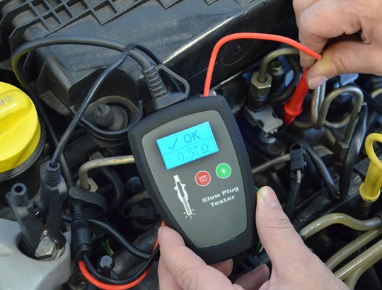 Multivoltage glow plug tester